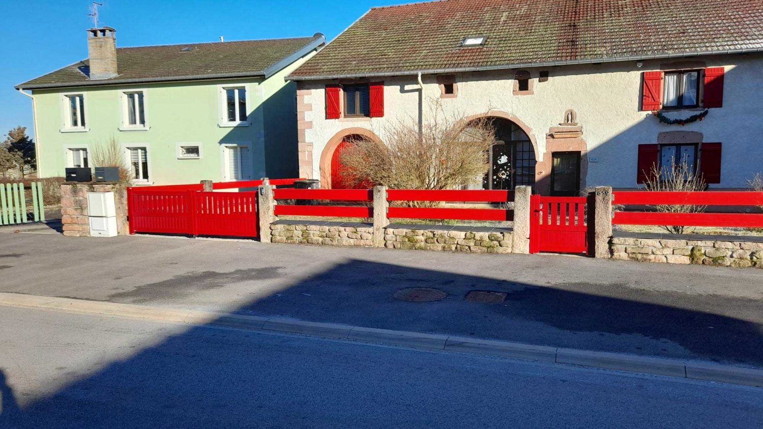 » Portail portillon aluminium classique rouge ferme