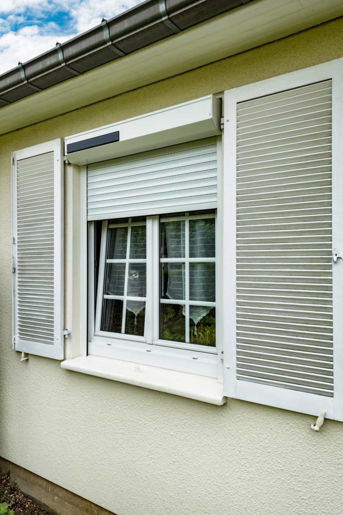 Volet roulant aluminium motorisé à énergie solaire - Mercier David